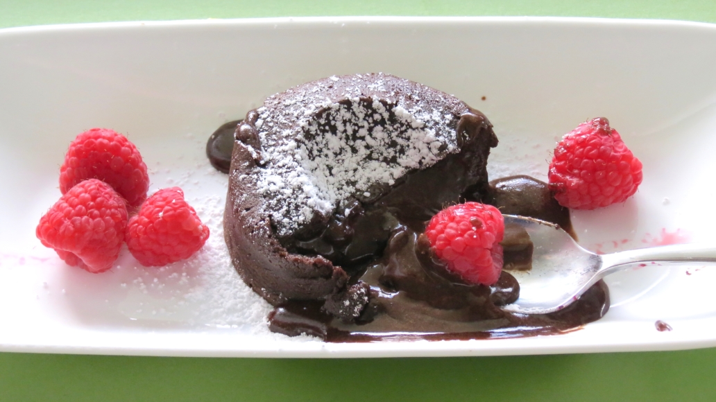 How to Make Volcán de Chocolate - The Frugal Chef